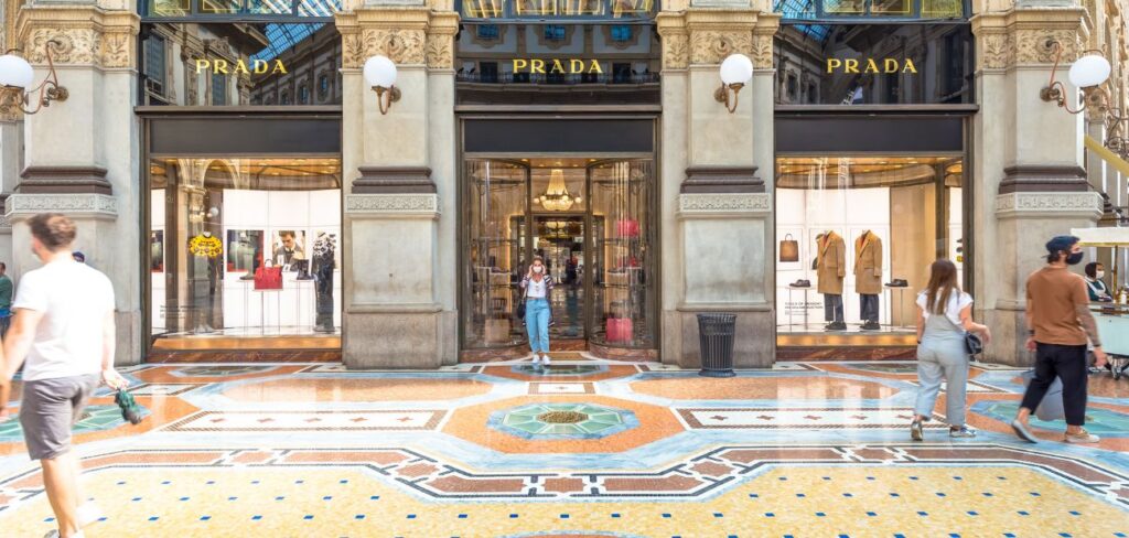 Diseño y Elegancia: La Firma de Prada | Marketeros LATAM