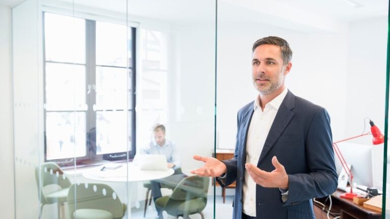 Director Comercial: ¿Cuál es su función clave en las empresas ...